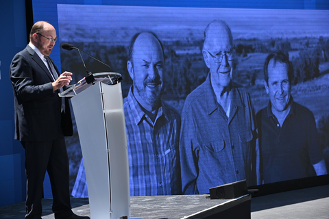 Tribute Honors Gordon Moore, Intel’s Co-Founder - Electronicsclap